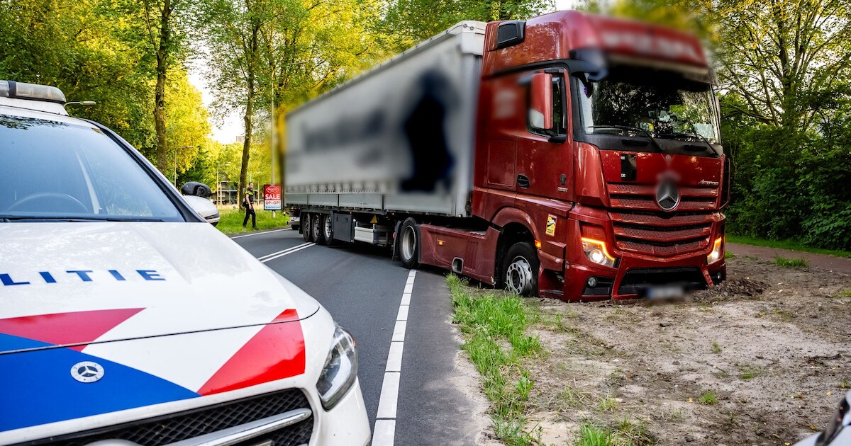 Gestrande vrachtwagen blokkeert Tilburgse straat: verkeer rijdt om ...