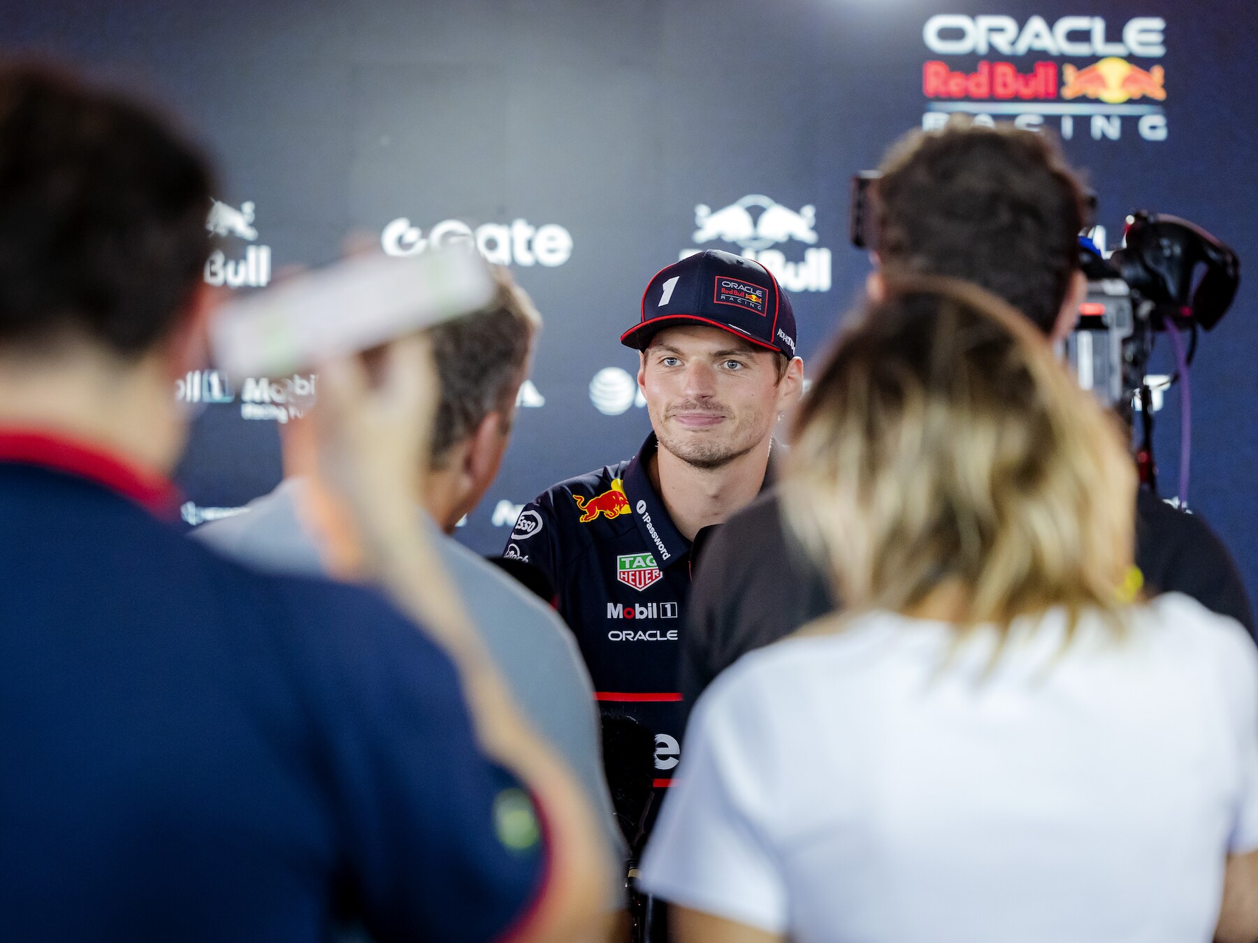 Max Verstappen geeft McLaren-coureurs het nakijken met galavoorstelling in Monza | Formule 1 | AD.nl