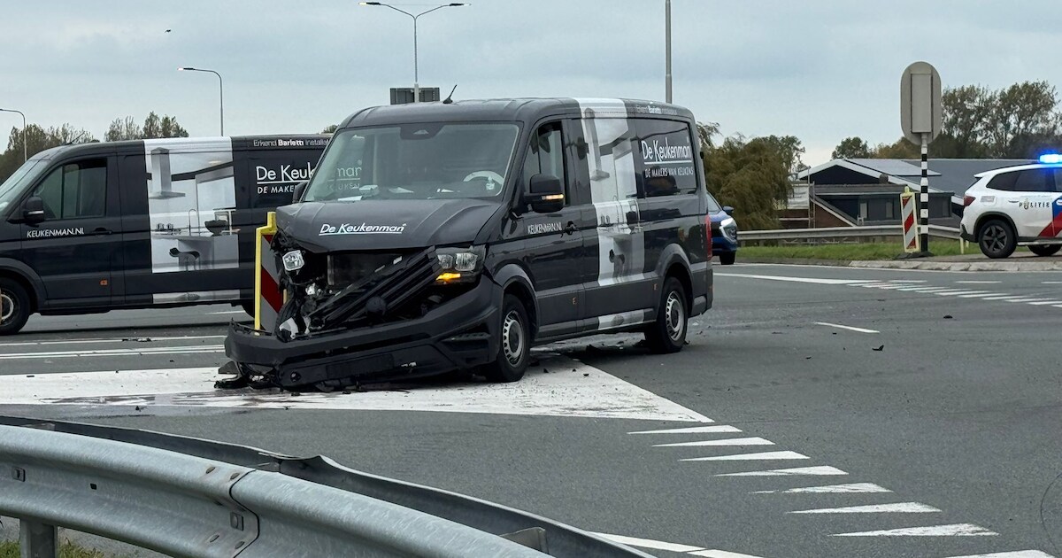 Auto en bedrijfswagen in botsing op de N244 in Edam | 112 nieuws Edam ...