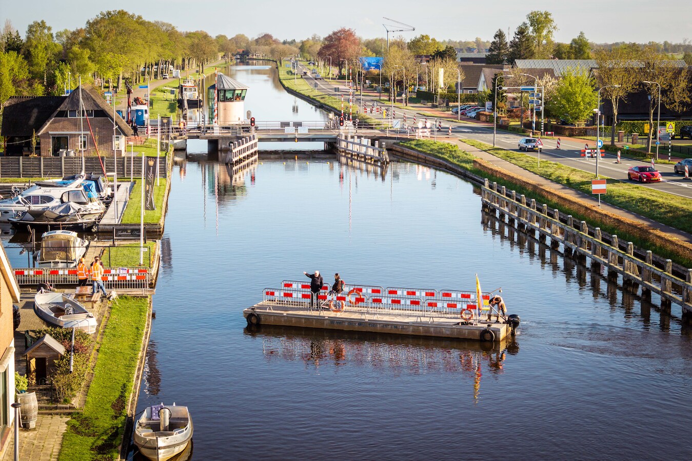 Ondernemer Erik regelt zelf een pontje nu brug in Giethoorn dichtzit ...