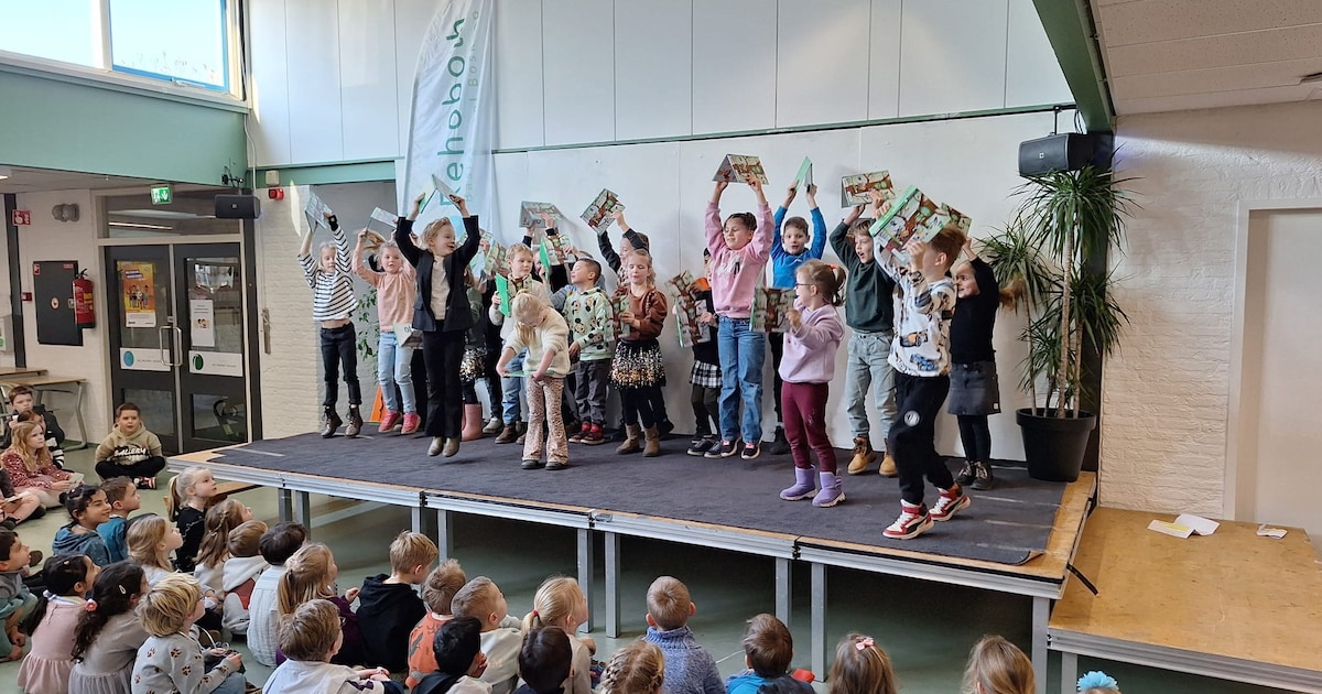 Zang, toneel en dichtkunst: kinderen op het podium bij Rehoboth ...