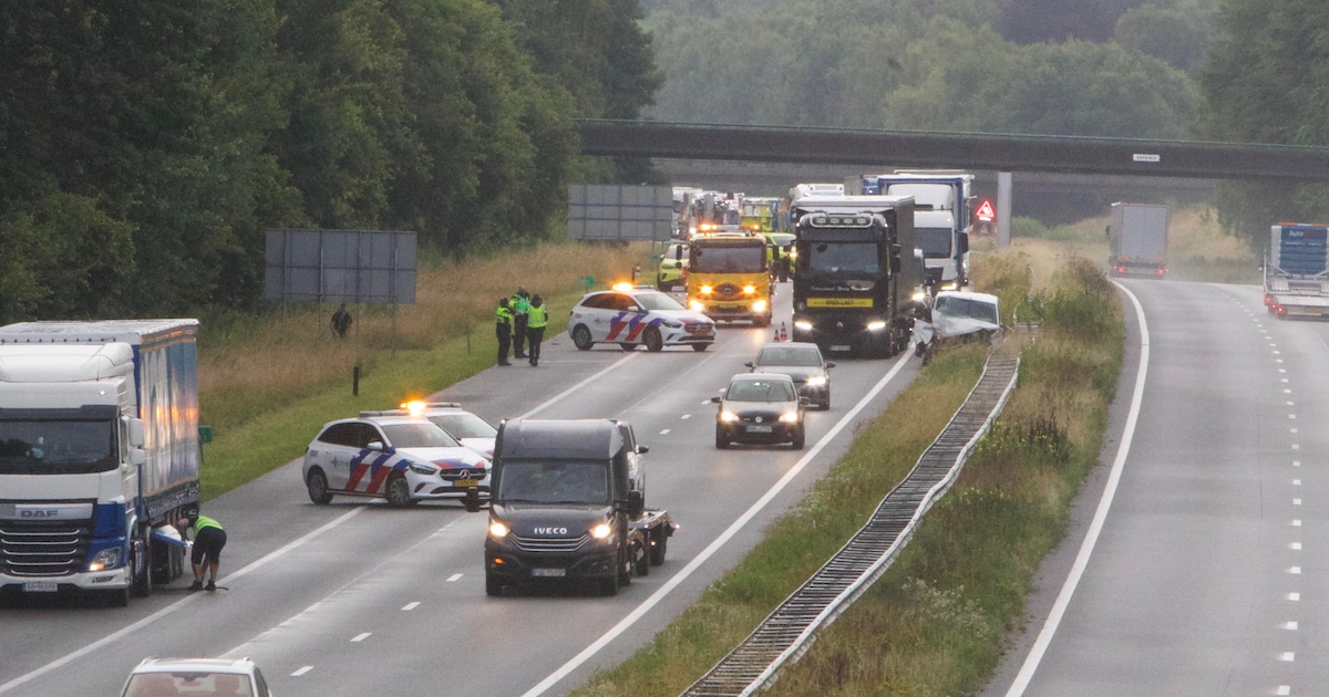 Busje belandt in vangrail op A1 bij Oldenzaal: weg volledig dicht in de richting van Hengelo ...