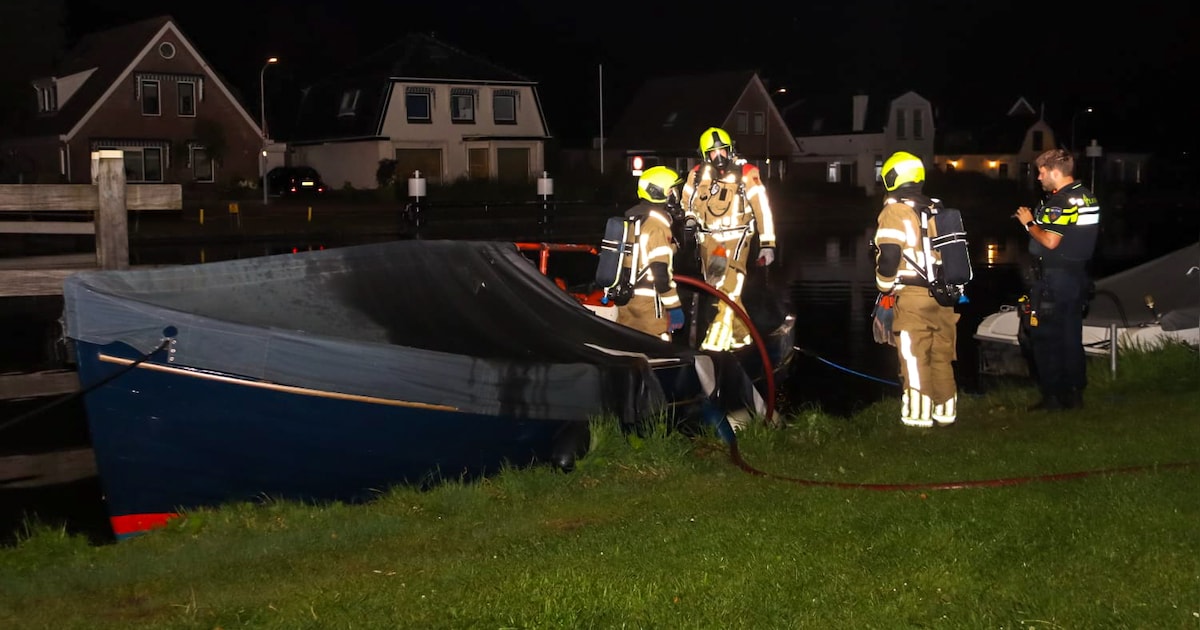 Brand op boot in Lisse, oorzaak nog onduidelijk | 112 nieuws Lisse | AD.nl