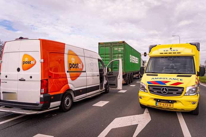 PostNL-busje botst achterop vrachtwagen op N217 bij Heinenoord ...