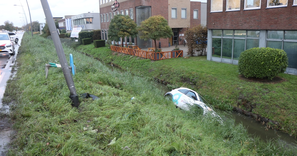 Automobilist ramt lantaarnpaal en komt terecht in sloot in Wateringen ...