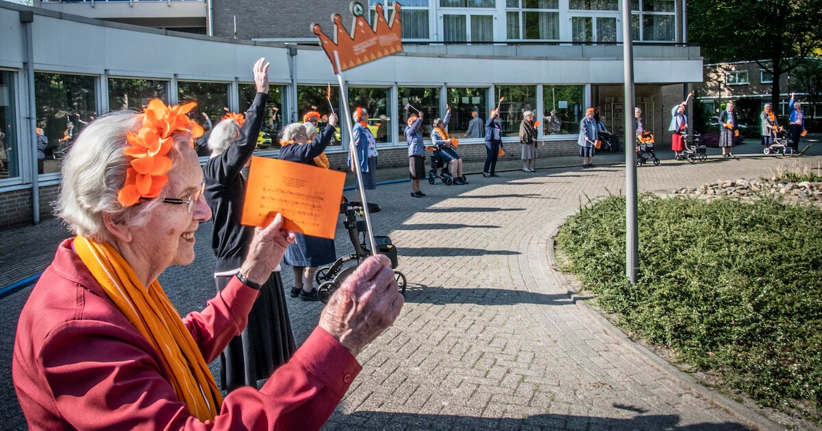 Koningsdag in de regio, samen het Wilhelmus zingen op straat en bij het ...