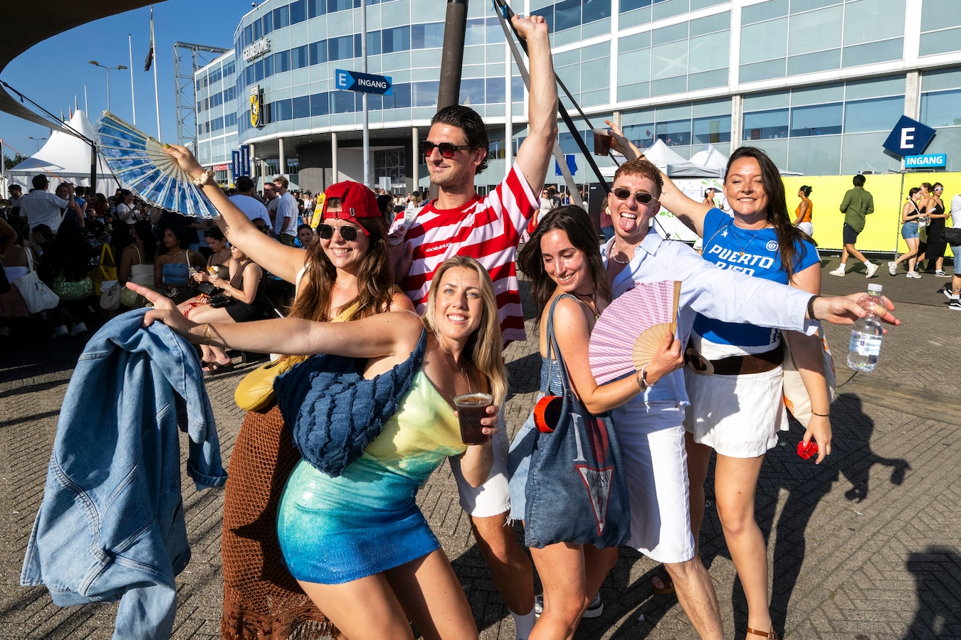 Latijns-Amerikaanse fans vinden elkaar bij Bad Bunny in Gelredome ...