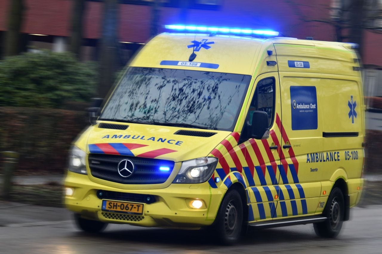 Ambulance met spoed naar Huijbergen | Foto | AD.nl