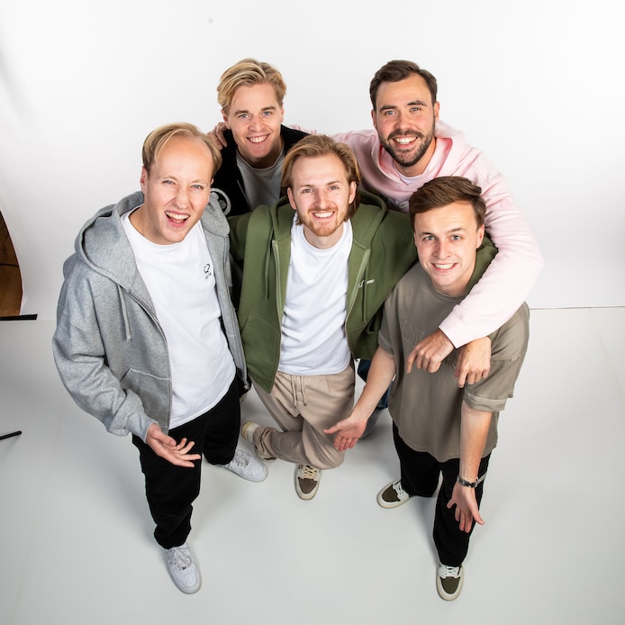 Bankzitters viert 10-jarig jubileum in Ziggo Dome: ‘Met autotune klinken we redelijk, dat is ...