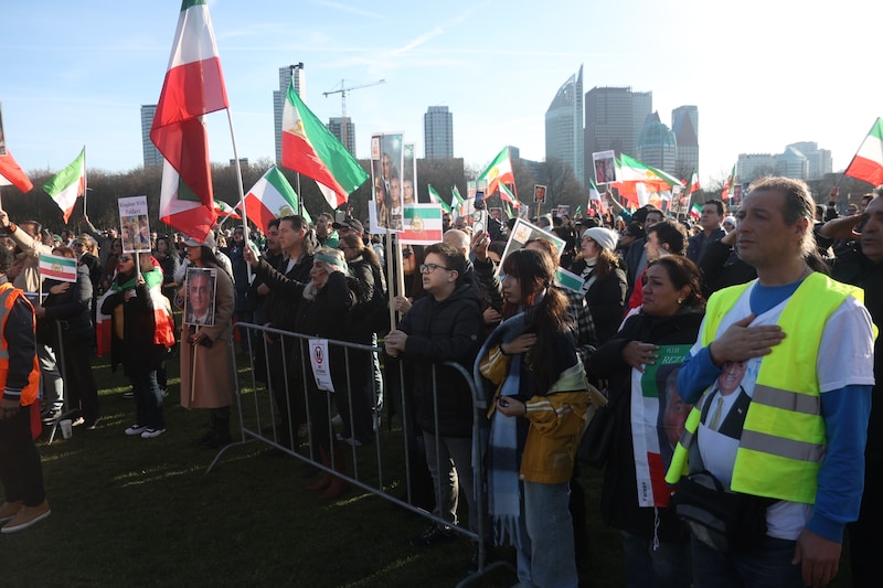 Bijna 2000 mensen demonstreren op Malieveld in Den Haag tegen regime in ...