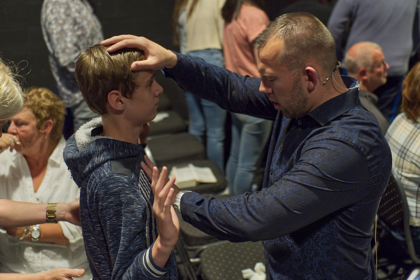 Omstreden gebedsgenezer Tom de Wal predikt in Goes: ‘Elke christen kan ...