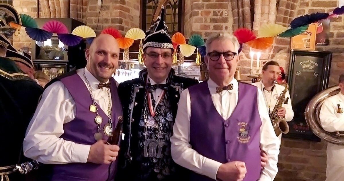 ‘Zelf ben ik ook een keer van de carnavalswagen afgevallen’ | Regio | AD.nl