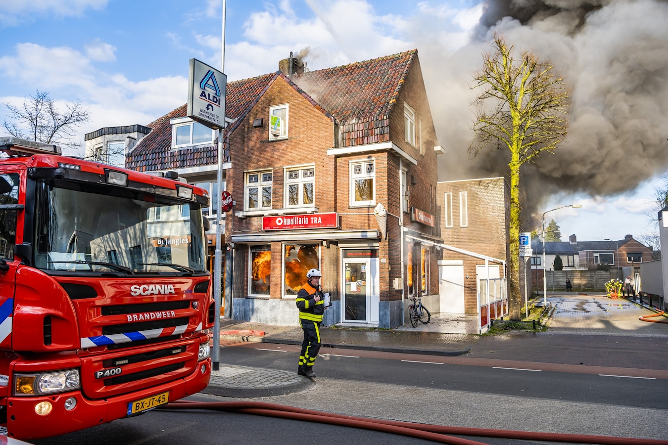 Kwalitaria Tra in Goirle deels verwoest door zeer grote brand | Foto ...