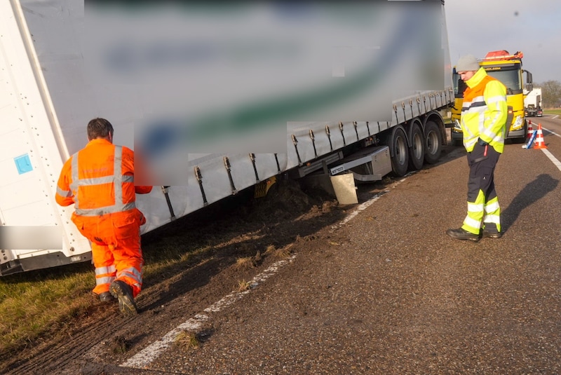 Oplegger schiet los van vrachtwagen in Beek en Donk, glijdt schuin de ...