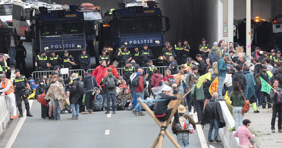 Politie arresteert honderden klimaatactivisten na A12-blokkade, weg na ...