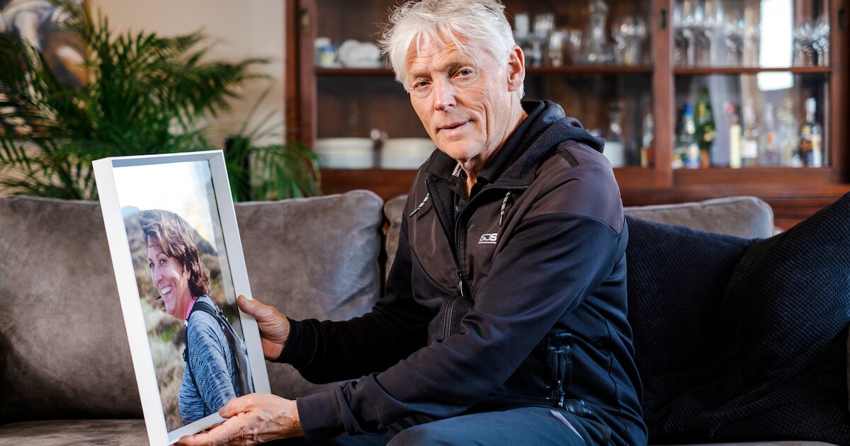 Auke vindt in ravage van inbraak de urn van zijn vrouw terug: ‘Nu ...