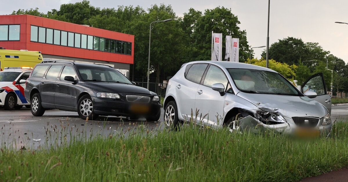 Veel schade bij botsing in Oss, bestuurders nagekeken door ambulancepersoneel | Oss | AD.nl