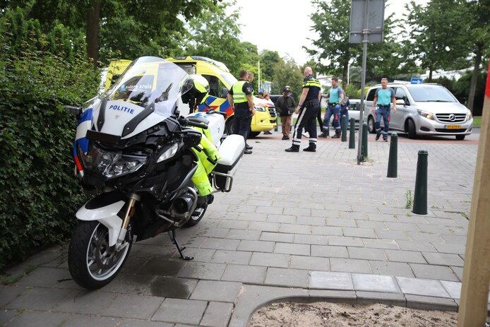 Motoragent botst met bestelbus tijdens uitvaartbegeleiding op ...