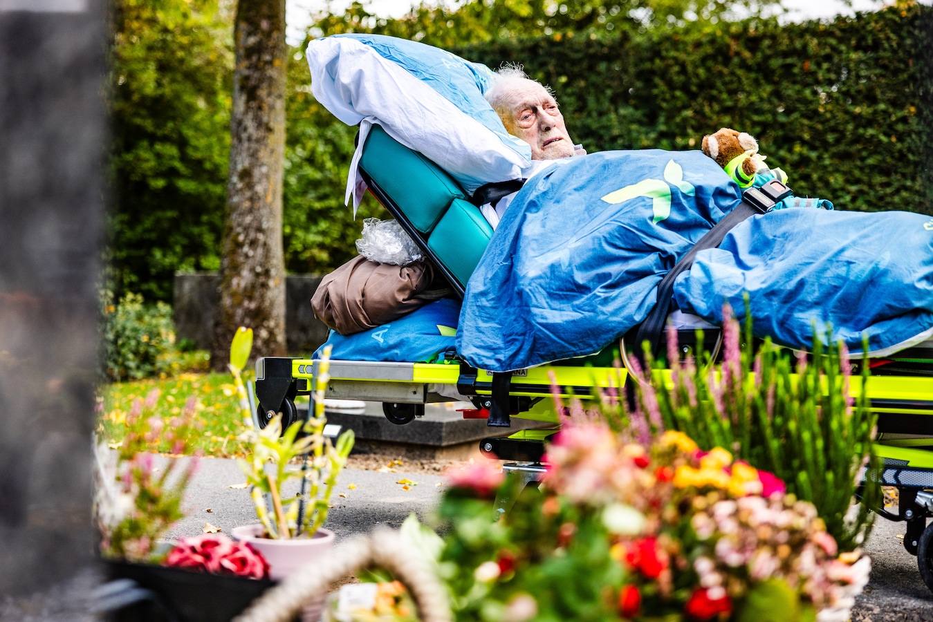 Chris (86) zat drie keer per dag bij het graf van zijn vrouw Riet ...