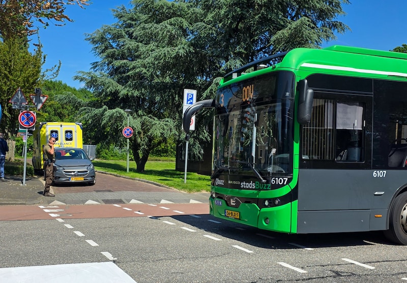 Bus en auto botsen op Noordendijk, geen gewonden | Regio | AD.nl