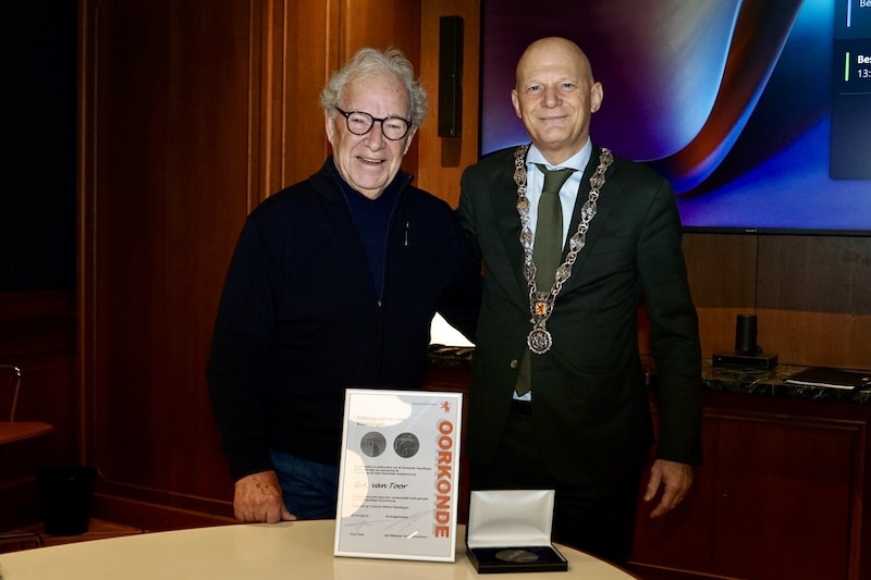 Burgemeester reikt Penning van de stad uit aan Gerrit van Toor | Regio ...