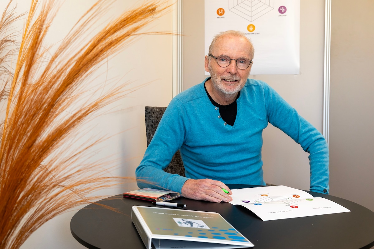 Stilzitten na zijn pensioen? Niks voor Paul (68), nu helpt hij anderen ...