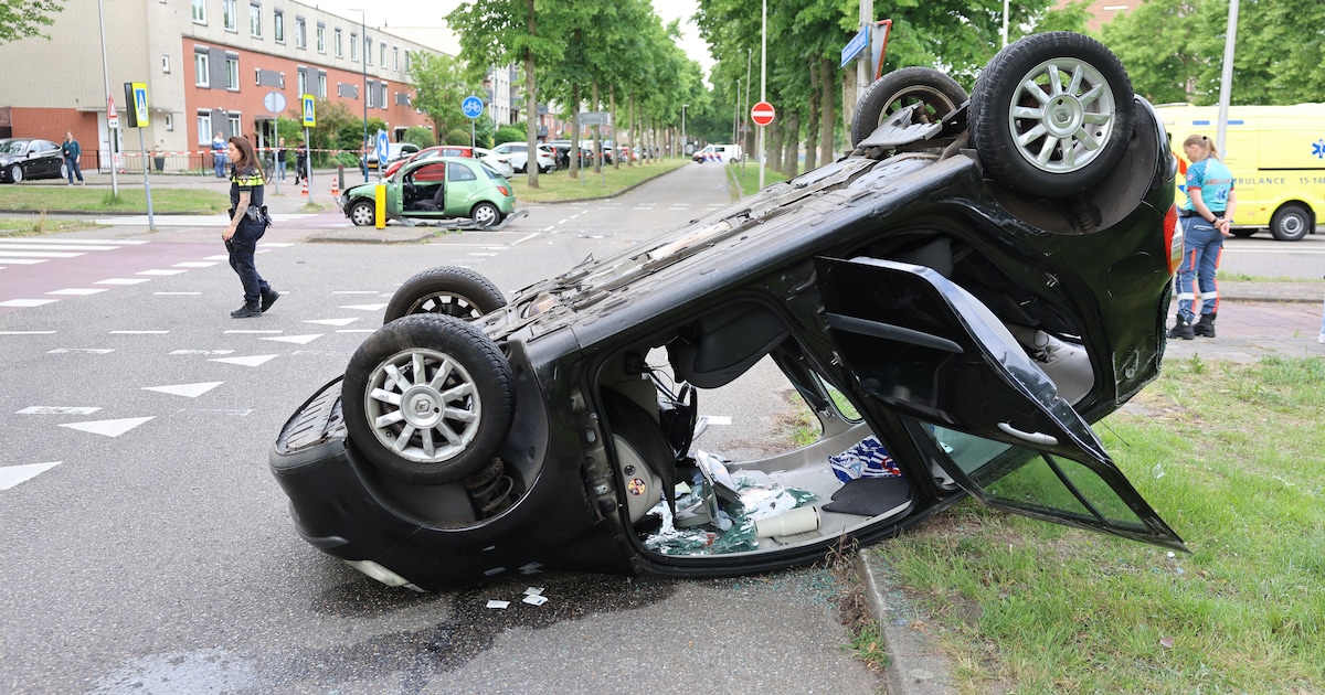 Auto slaat over de kop na aanrijding in Zoetermeer - Oozo.nl