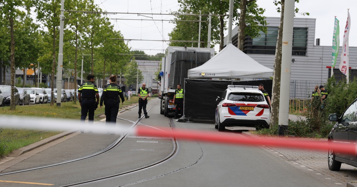 Dode gevonden op straat in Den Haag, politie doet onderzoek | Regio | AD.nl