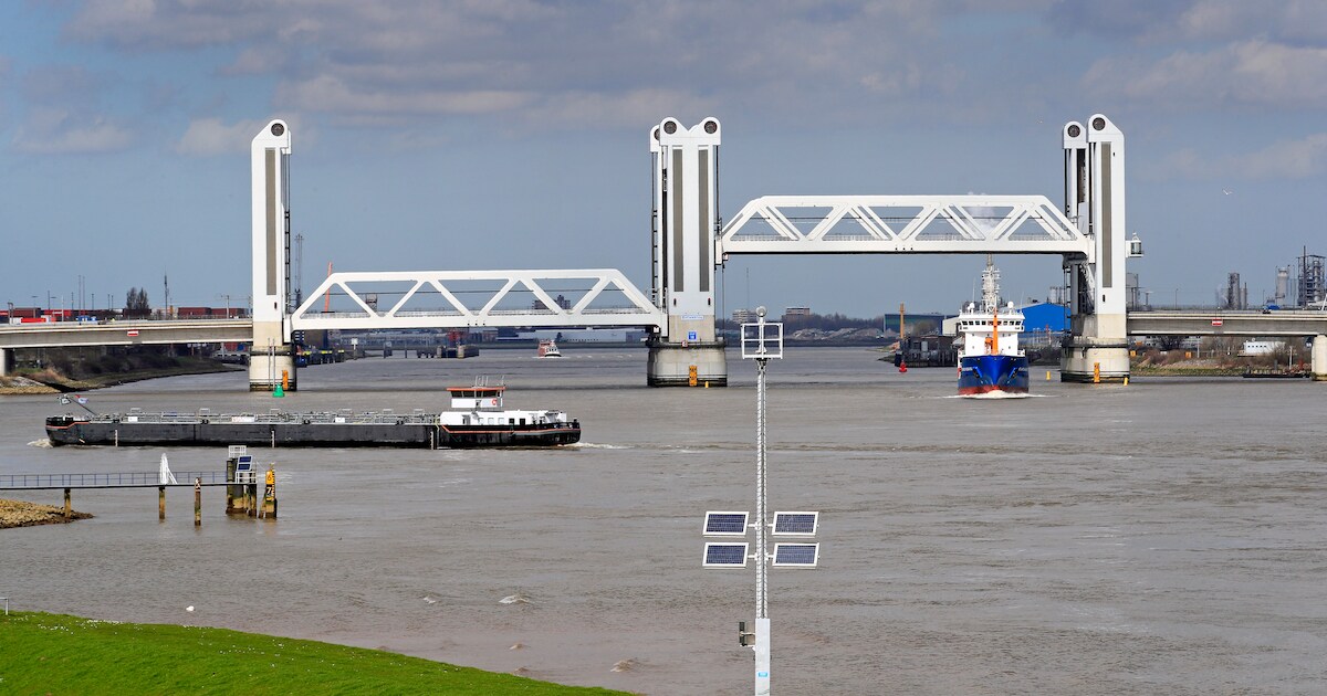 Voetgangers krijgen ‘eigen’ slagboom op Botlekbrug | Regio | AD.nl