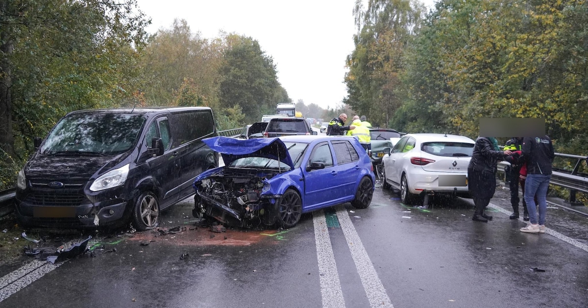 Tientallen auto's betrokken bij botsing op N366 bij Nieuwe Pekela ...