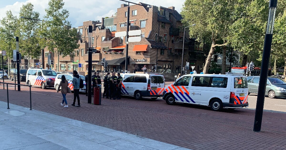 Politie met zware uitrusting naar station Dordrecht na melding gewapend ...