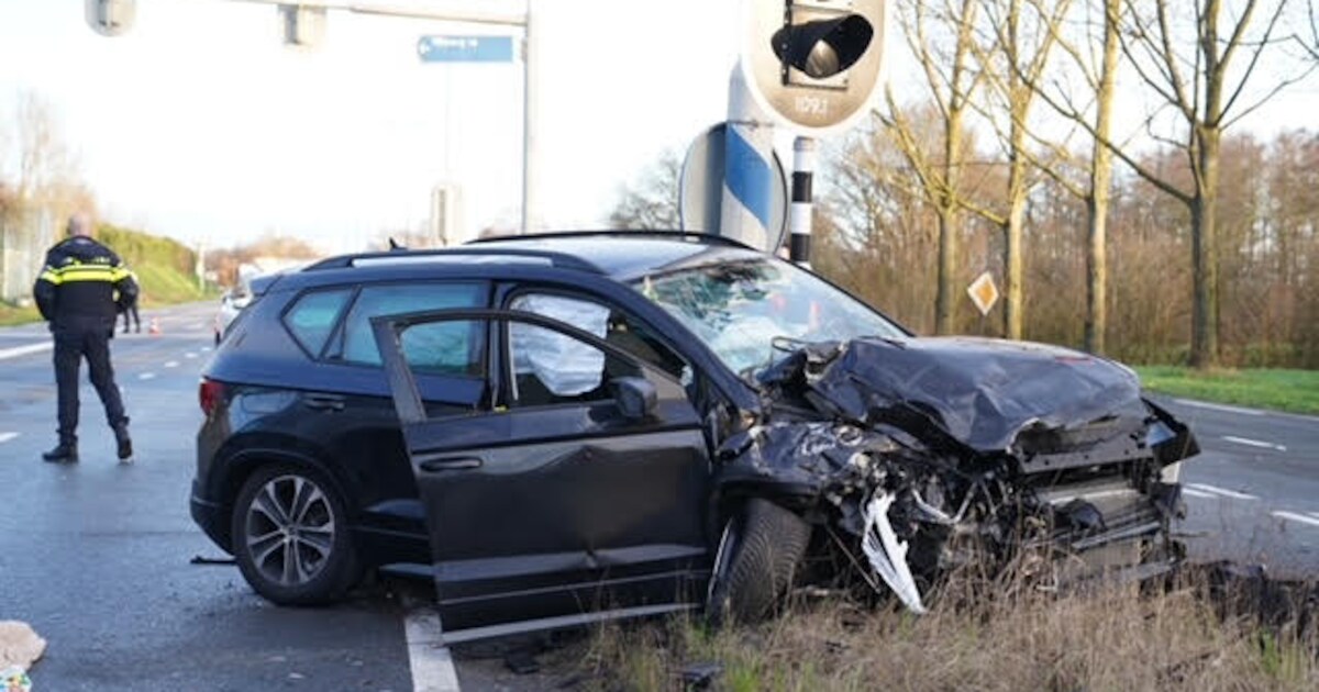 Twee personen gewond bij frontale botsing in Vught, man aangehouden ...
