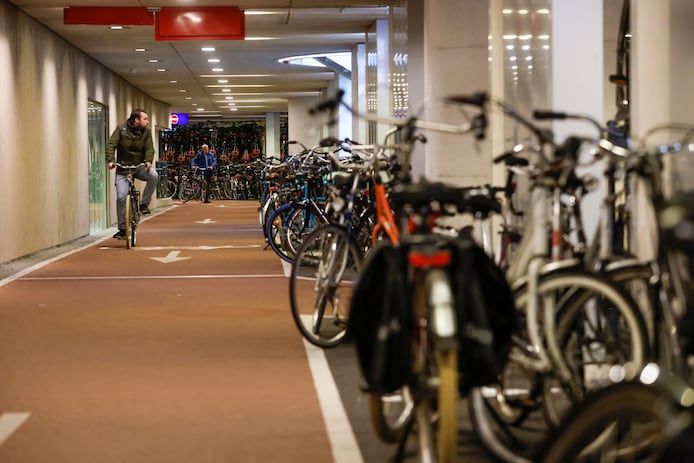 Chaos in grootste fietsenstalling ter wereld: alles is propvol ...
