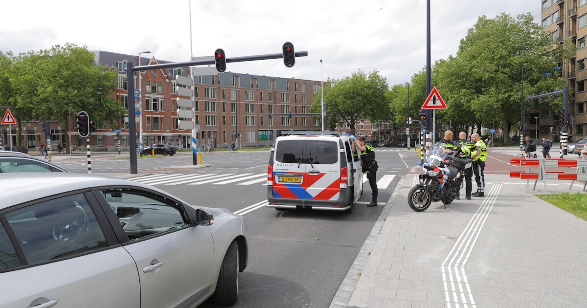 Man slaat autoruit in bij verkeersruzie op de Rochussenstraat | 112 ...
