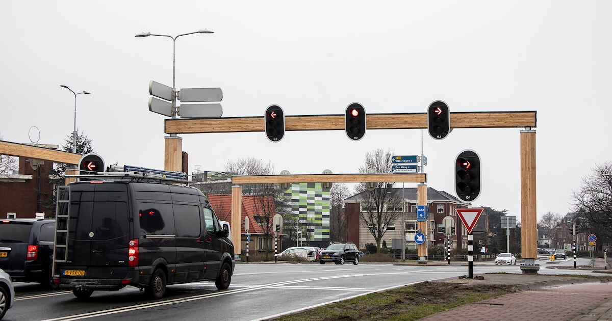 Zo duurzaam zijn deze houten verkeerslichten in Poeldijk | Regio | AD.nl