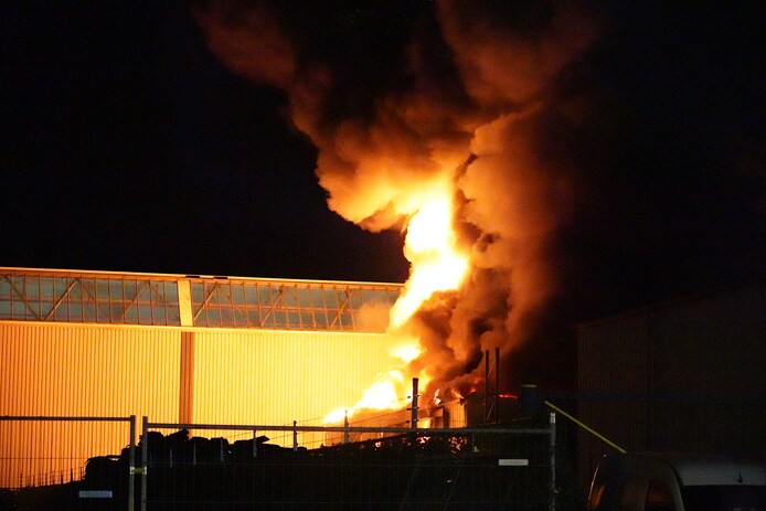 Monteur (20) loopt brandwonden op bij grote brand in loods van ...