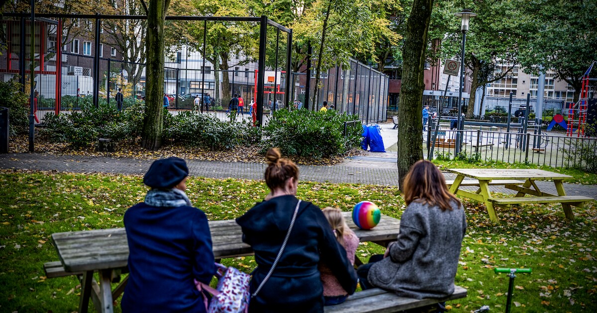Crack rokende junks op paar meter van kinderen, ouders maken zich ...