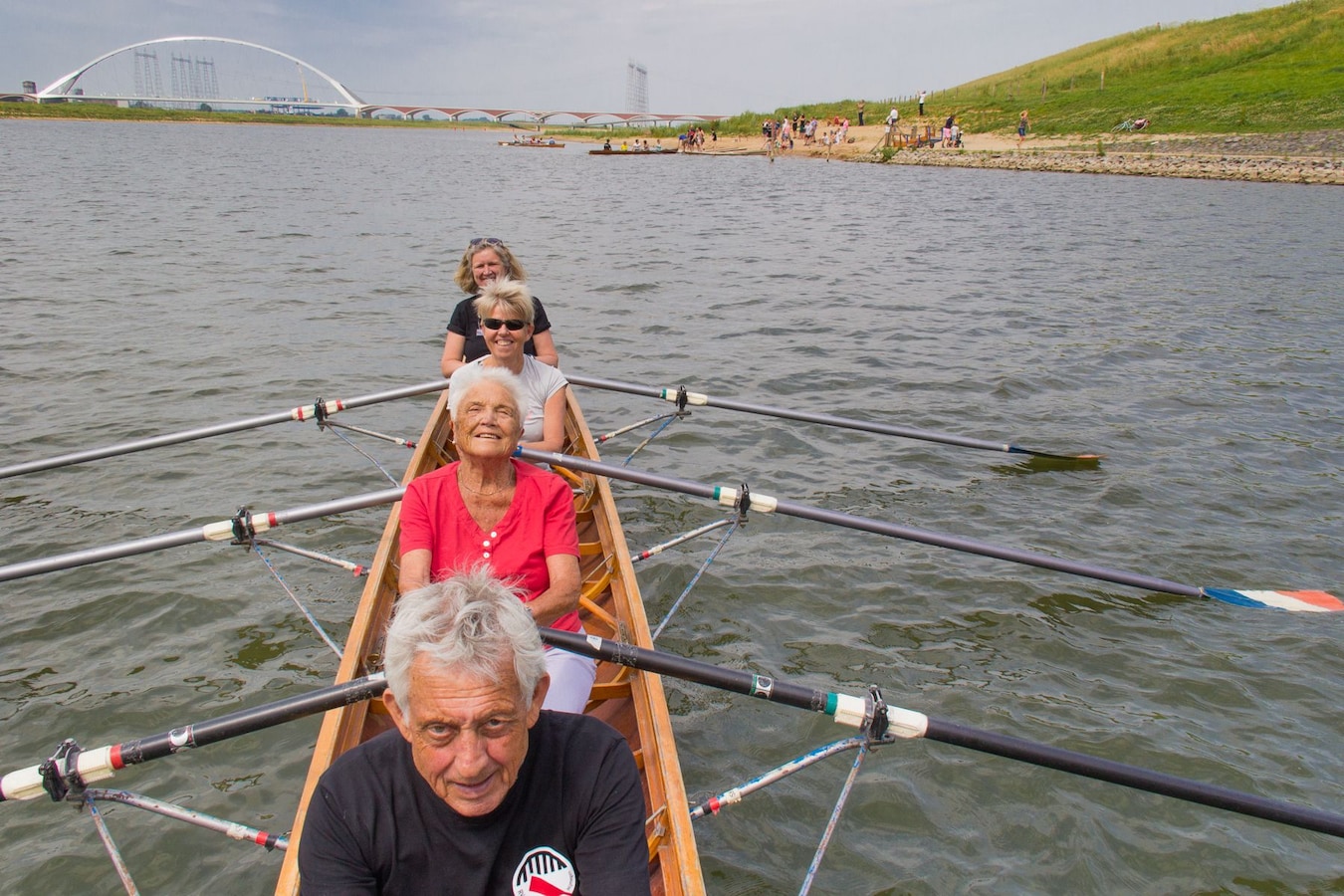Na 30 jaar roeit 90-jarige Marijke weer | Foto | AD.nl