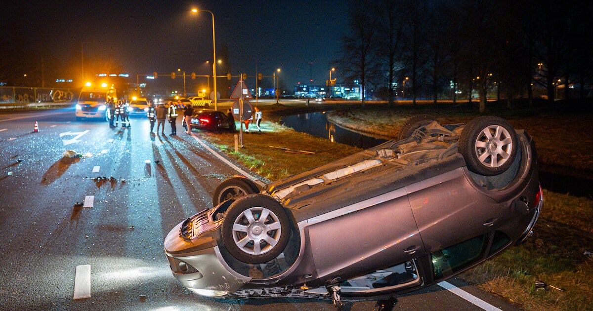Auto slaat over de kop na botsing op knooppunt Velperbroek | Regio | AD.nl