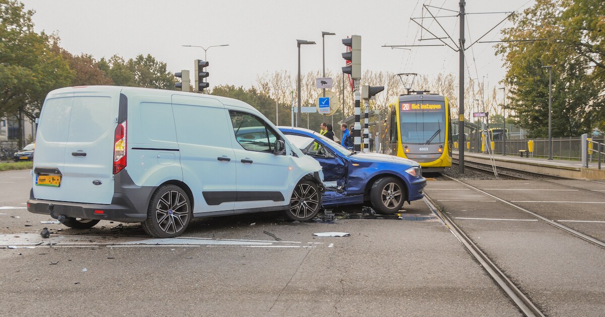 Auto's knallen op elkaar op trambaan op Griffioenlaan in Utrecht, veel schade | 112 nieuws ...