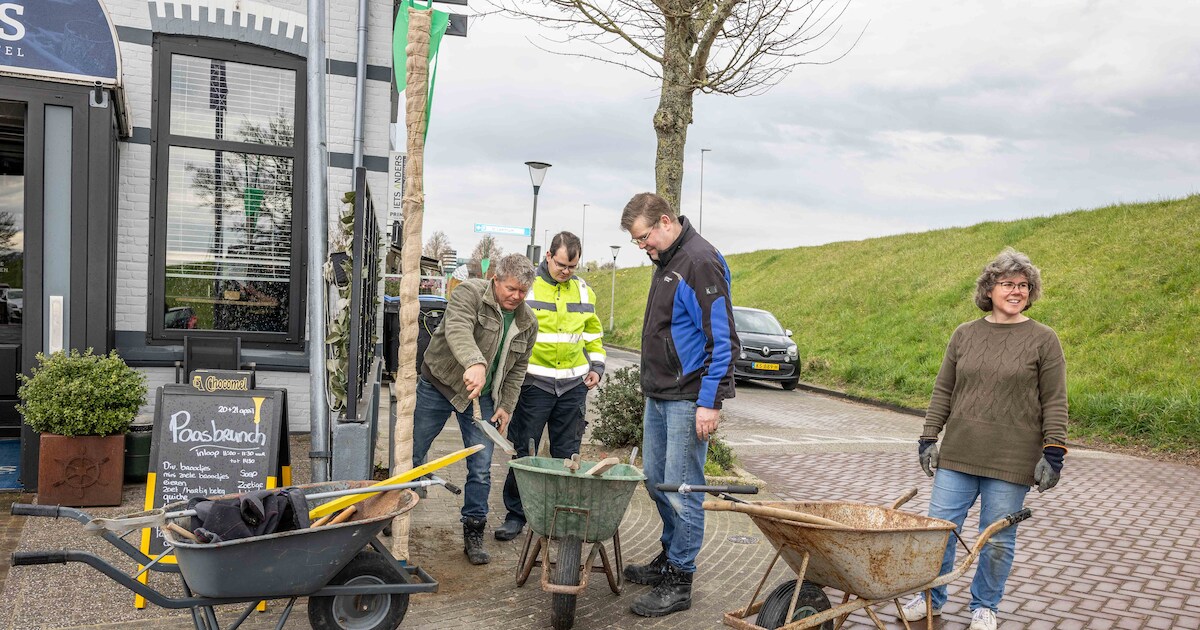 Petra helpt mee om de palen te zetten voor bijzondere Koningsdag in ...