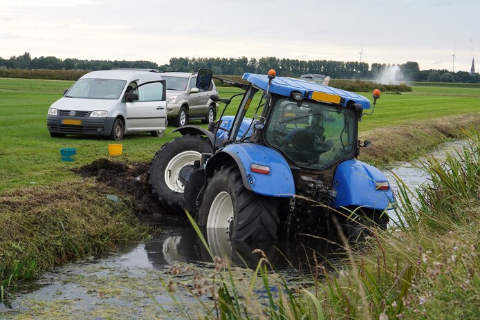 Tractor belandt in sloot in Terheijden, bestuurder gewond naar ...