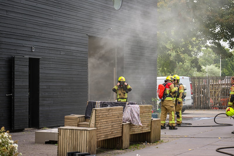 Brand in Rotterdams bedrijfspand na vlam vattende zaagmachine | Regio ...