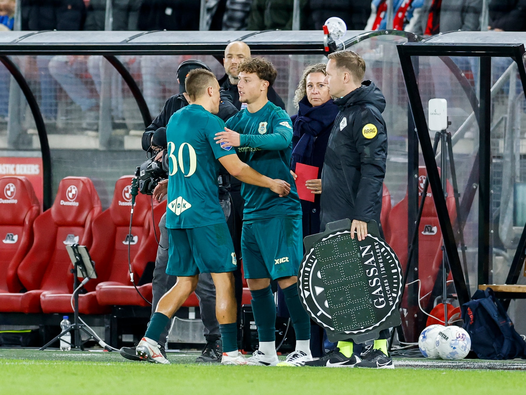 Erik ten Hag tekent voor twee jaar bij Bayer Leverkusen: ‘Deze club behoort tot de Europese top ...