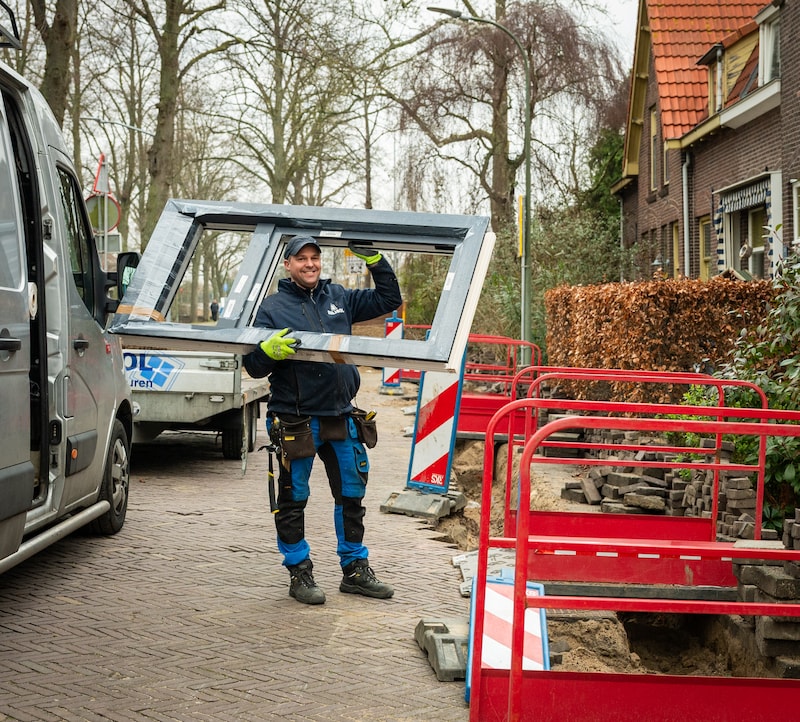 Koen monteert kozijnen: ‘Thuis ben ik ook handig, jammer genoeg ...