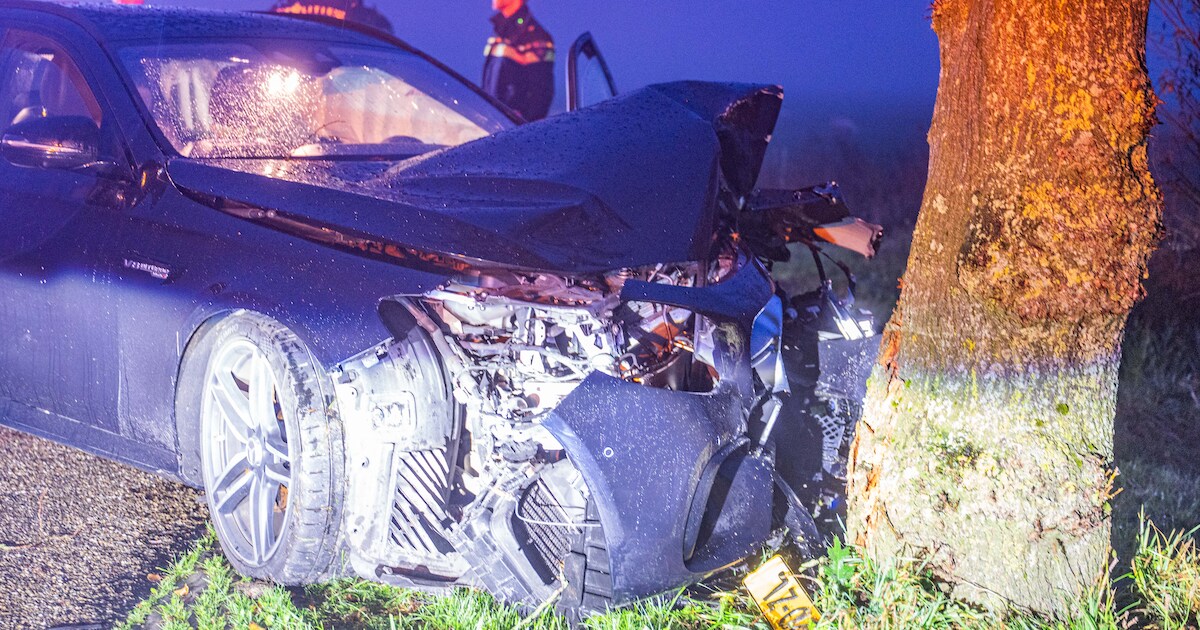 Automobilist gewond na botsing met boom op Weardebuorsterwei in Westergeest | 112 nieuws ...