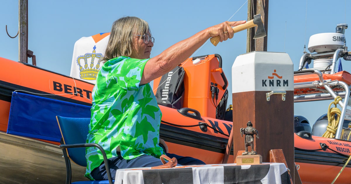 KNRM Marken doopt nieuwe reddingboot 'Bertien' | Regio | AD.nl