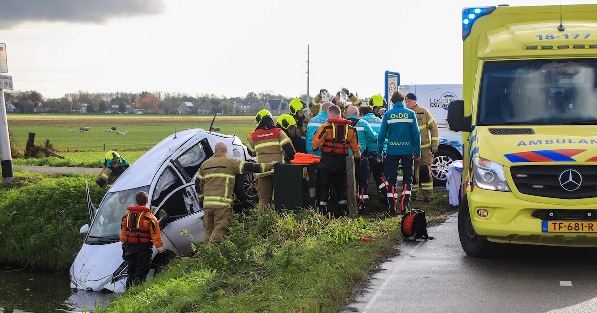 Man (90) overleden nadat hij met auto en al in sloot terechtkwam door botsing met vrachtwagen ...