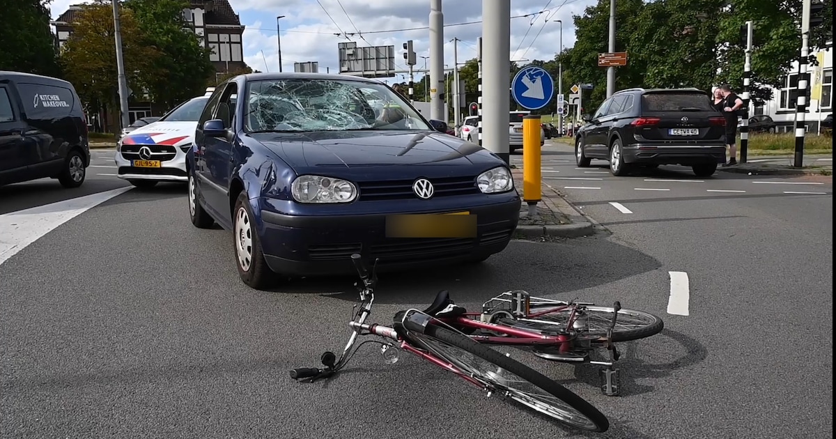 Ernstig ongeluk op druk kruispunt in Arnhem: fietser gewond | Regio | AD.nl