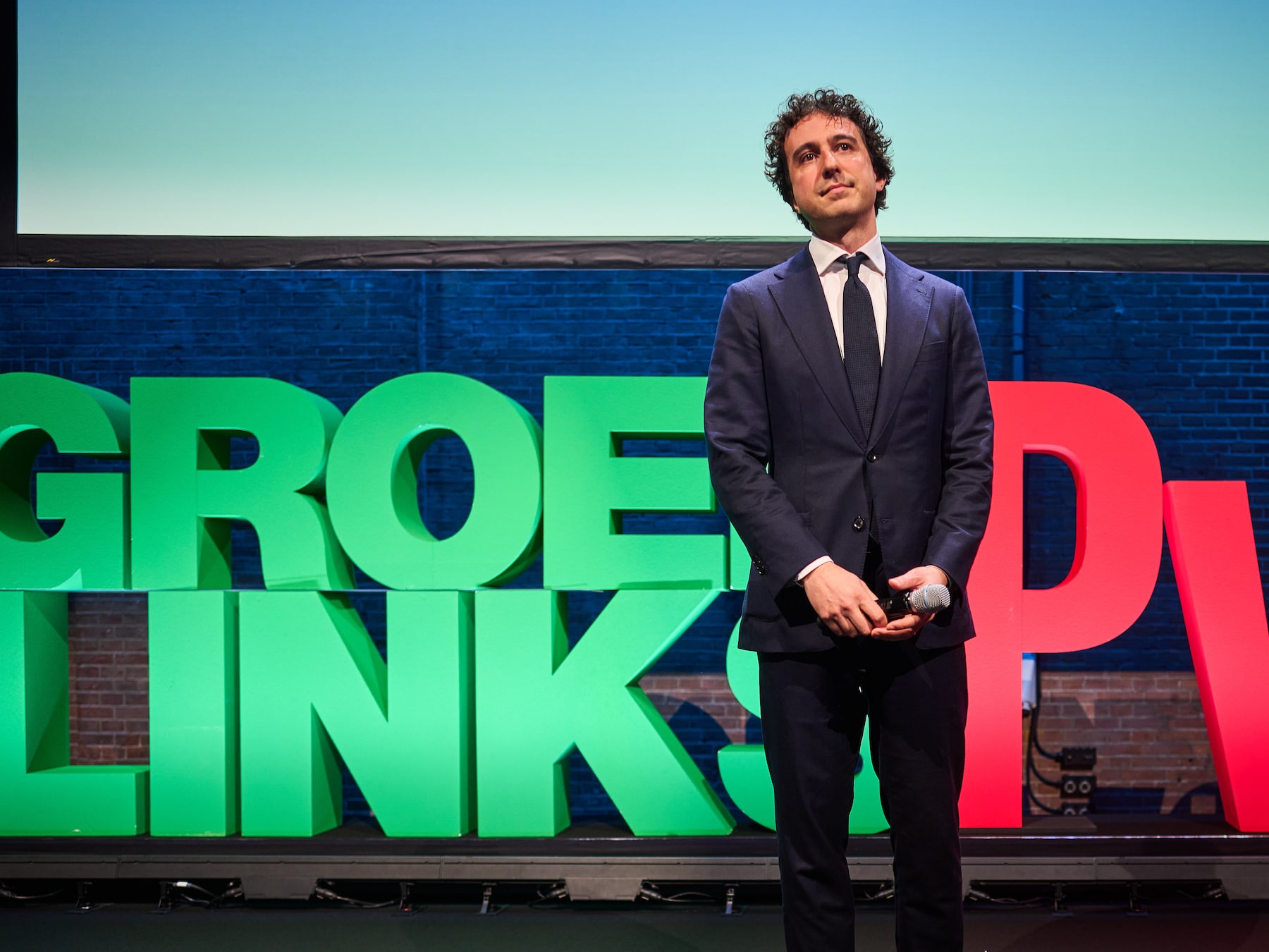 Wilders eist strengere asielmaatregelen, maar wat zeggen de cijfers ...